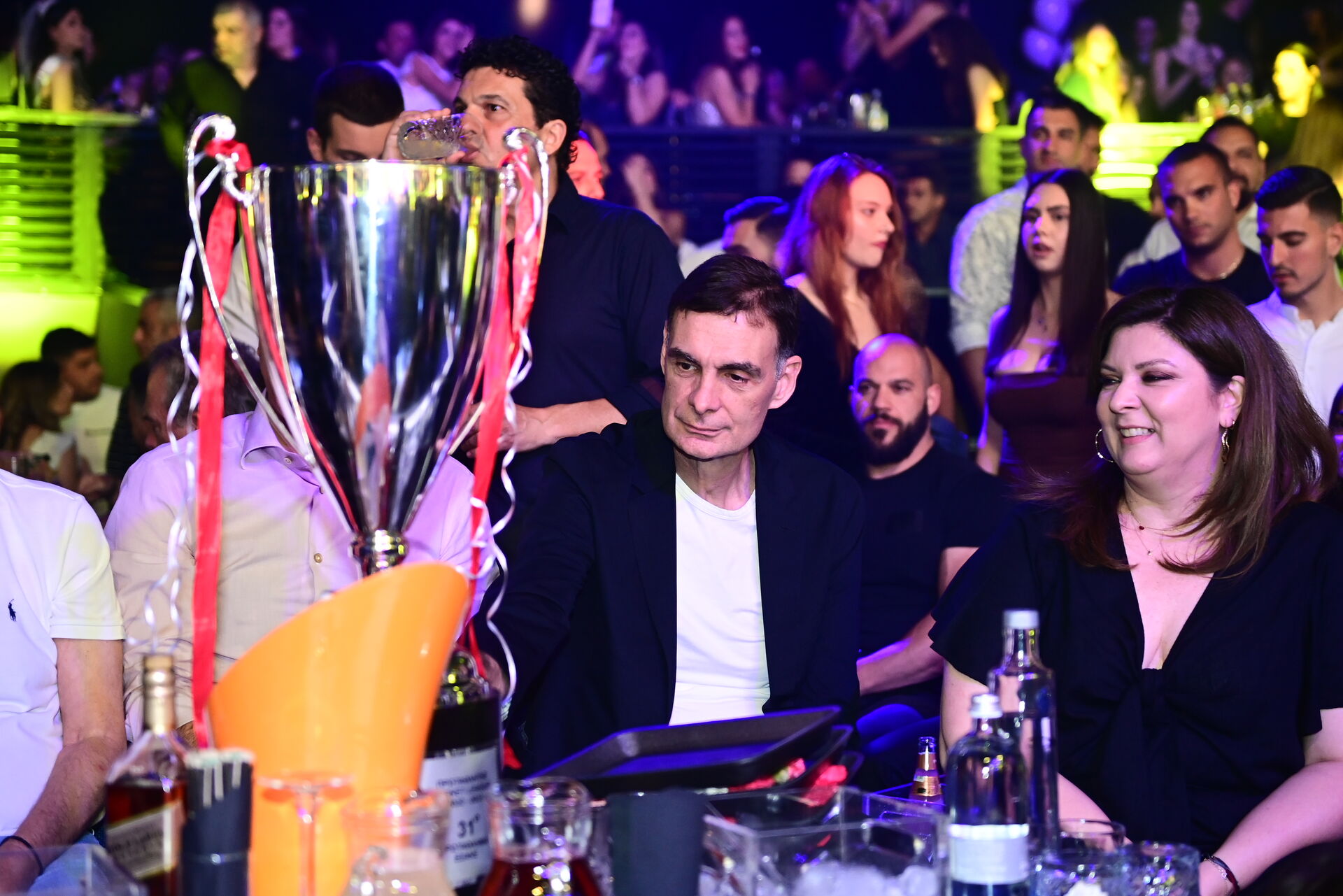 Ολυμπιακός: «Ερυθρόλευκο» γλέντι στα μπουζούκια για το νταμπλ (pics ...