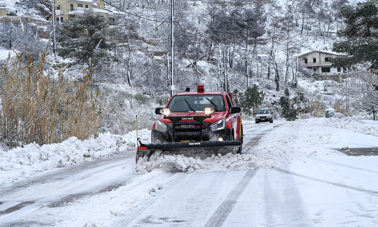 Στα λευκά ντύθηκε η χώρα - Χιόνι και στην Πάρνηθα, τσουχτερό το κρύο ...